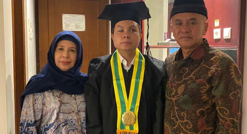 Muhammad Rifki Wisudawan Yang Seorang Tunanetra | Universitas Negeri Yogyakarta